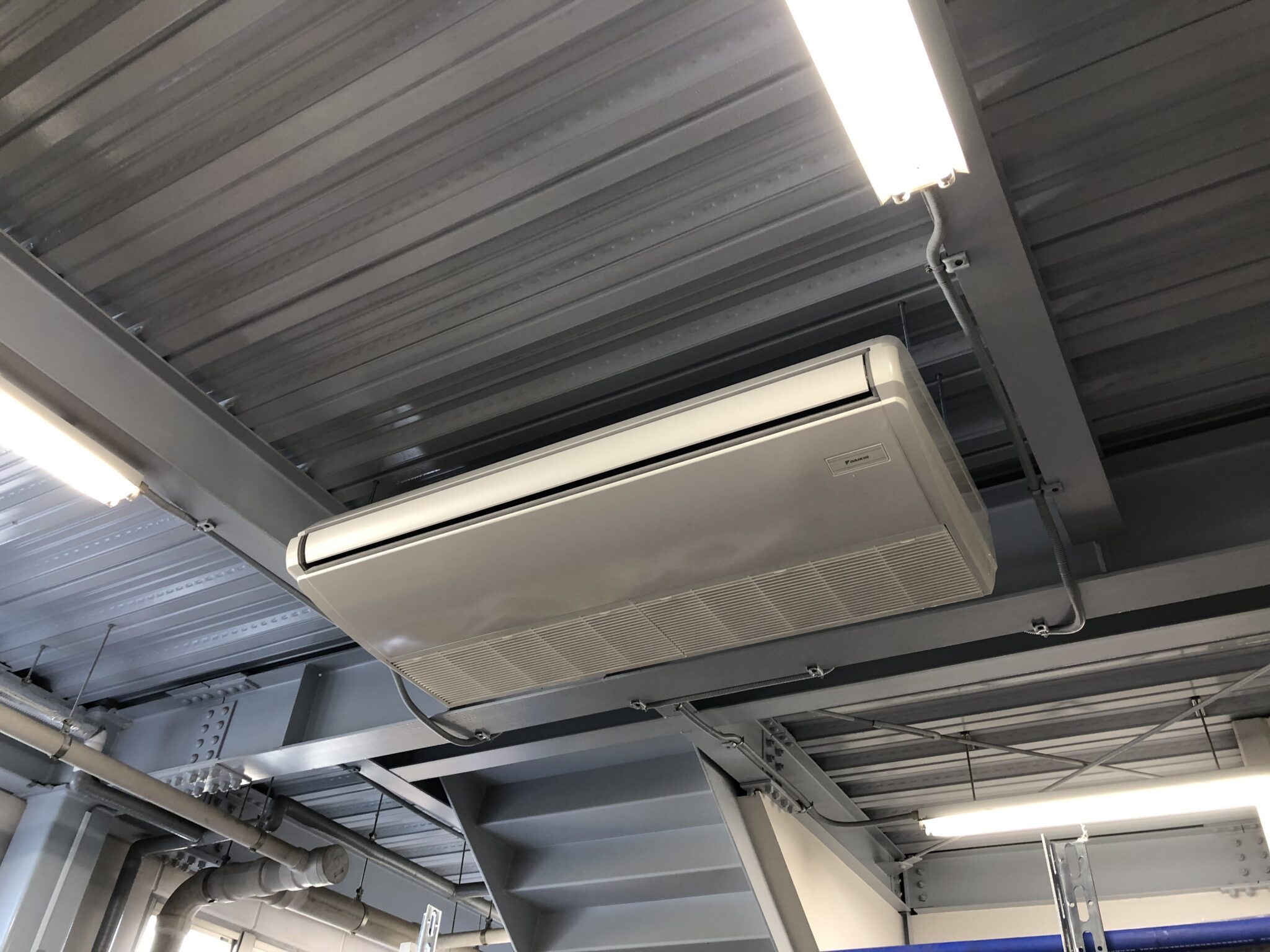 1F作業スペースにエアコンが付きました！① | 埼玉県の給排水設備工事・冷暖房設備工事・空調換気設備工事｜株式会社創建設備